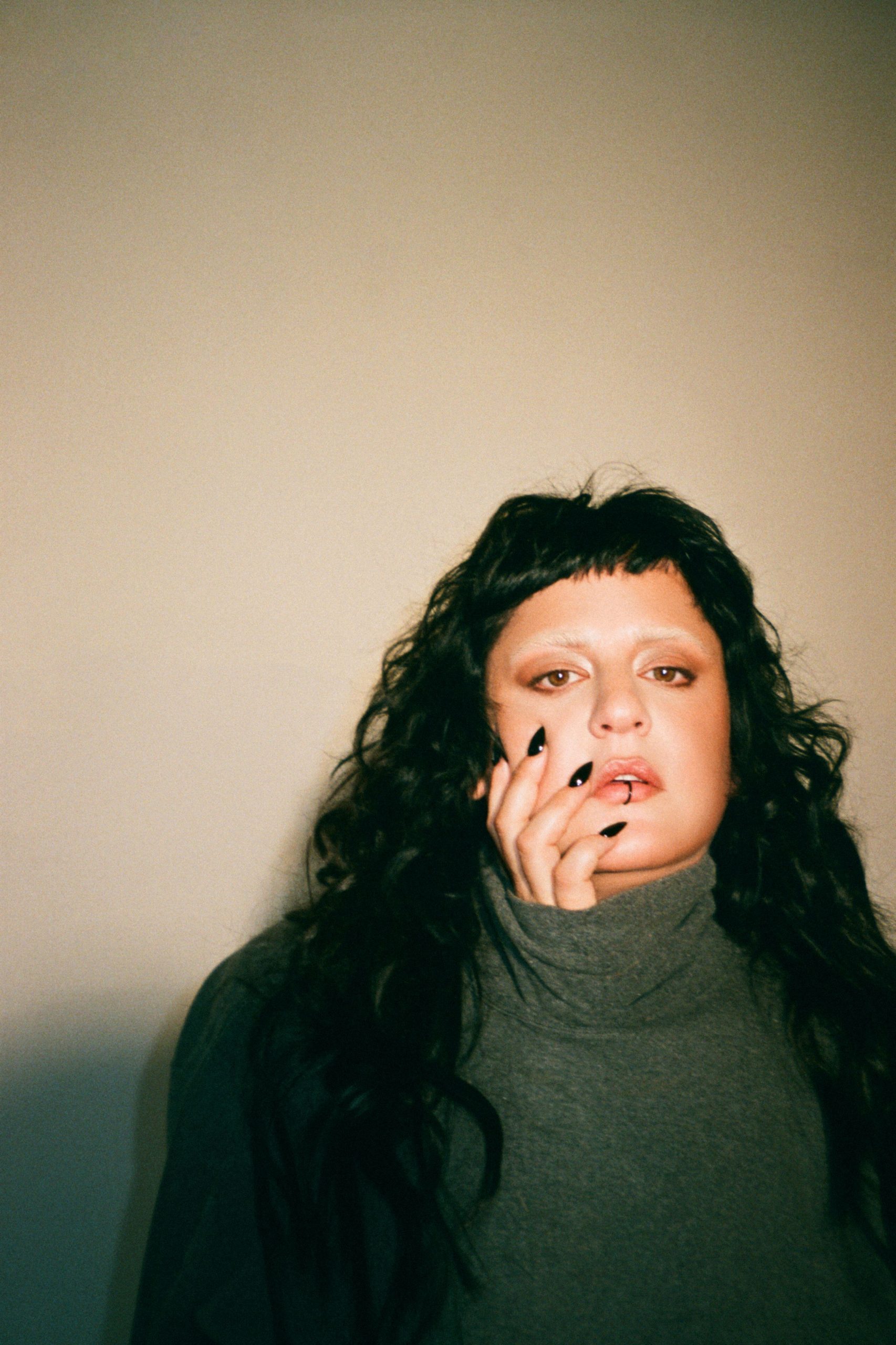 PREMIERE - Maïa Davies unveils single & video, Car Crash