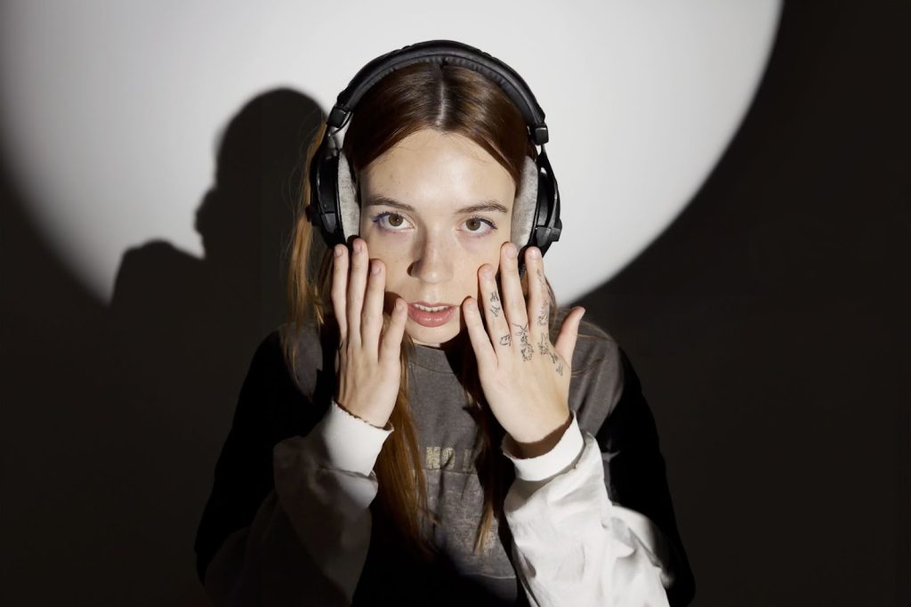 MADDIE JAY SHARES NEW SINGLE, “ECKHAUS LATTA”